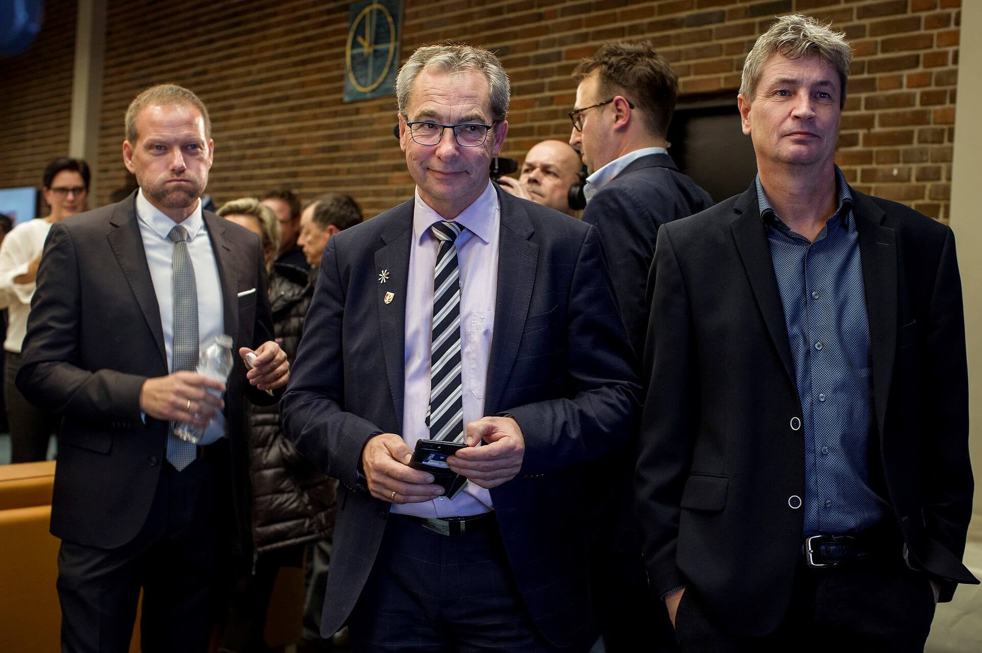 Lokallisterne står på gravens rand