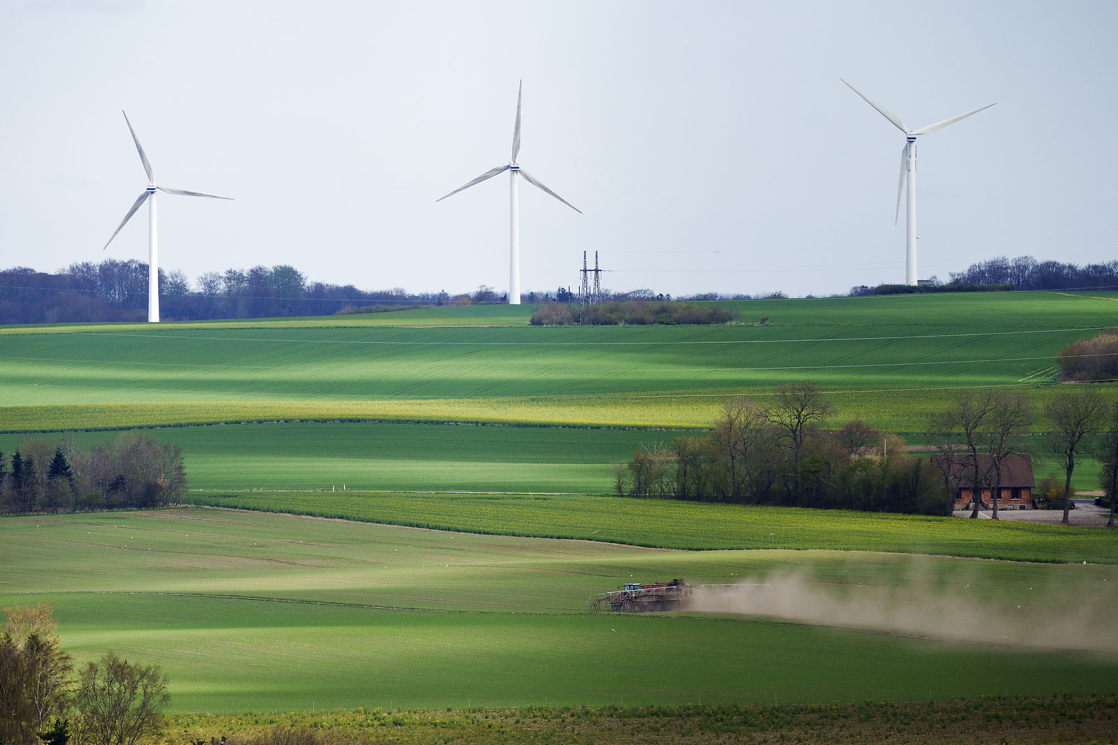 Der skal flere vindmøller og solceller på land